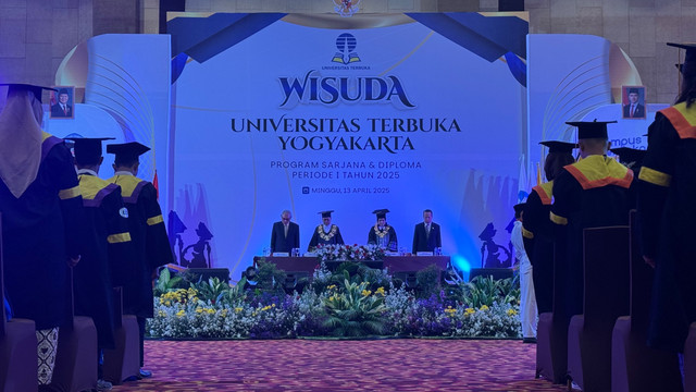 UT Yogya Wisuda 809 Mahasiswa, Termasuk Erick, Penyandang Low Vision ...