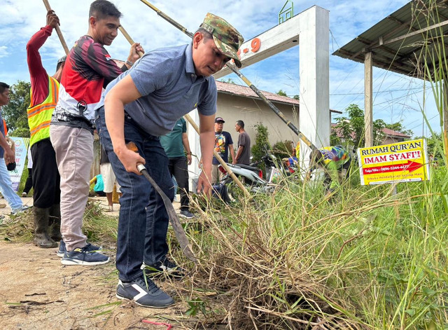 Bahasan Bersihkan Parit di Jalan Padat Karya Bareng Warga | kumparan.com