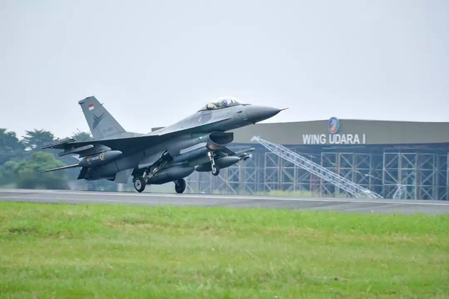 Jet Tempur F-16 TNI AU Lalu Lalang di Langit Jakarta, Ada Apa? | kumparan.com