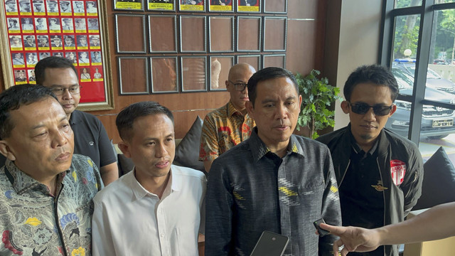 Roy Suryo-Dr Tifa dkk Dipolisikan Terkait Tuduhan Ijazah Palsu Jokowi | kumparan.com