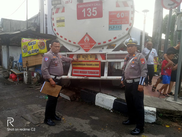 Truk Tangki BBM Tabrak Tiga Ruko di Cakung, Polisi: Sopir Hindari Motor | kumparan.com