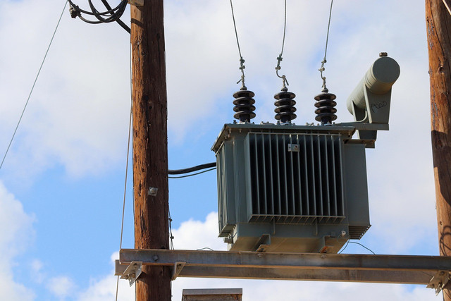 Dari Pembangkit ke Rumah: Perjalanan Listrik Bersama Trafo | kumparan.com