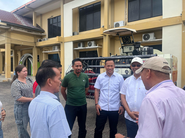 Dapat Bantuan Alsintan, Bupati Harapkan Produksi Pertanian Sintang ...