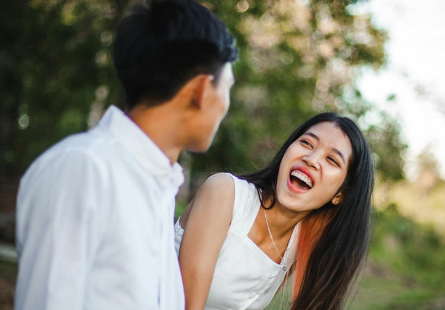 10 Pantun Gombal untuk Pacar, Manis tapi Lucu | kumparan.com