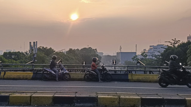 Saat Flyover Pasar Rebo Jadi Tempat Pekerja Jakarta 'Istirahat' Sebelum ...