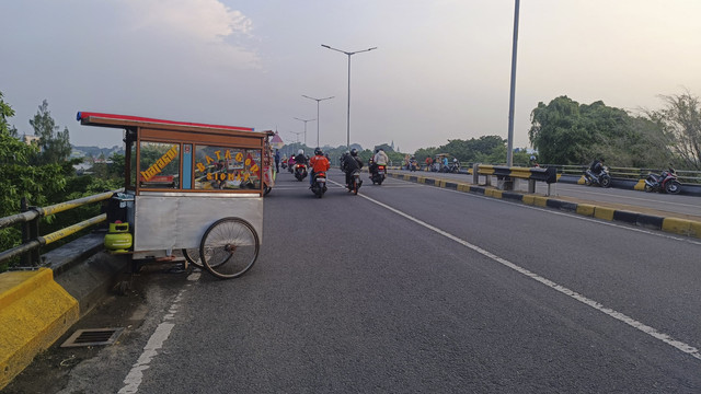 Menjelang Senja, Cerita Mereka Menyambung Hidup di Flyover Pasar Rebo ...
