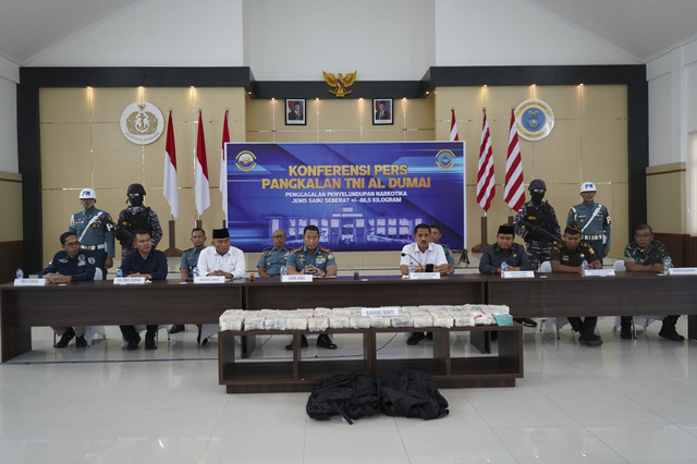 TNI AL Gagalkan Penyelundupan 48,54 Kg Sabu di Perairan Dumai, Riau | kumparan.com