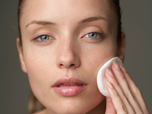 5 Kapas Wajah yang Bagus untuk Membersihkan Makeup | kumparan.com