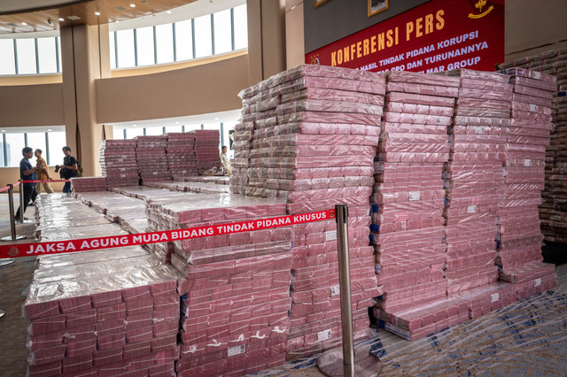 Kejagung Pamerkan Tumpukan Uang Rp 2 Triliun Sitaan Kasus CPO | kumparan.com