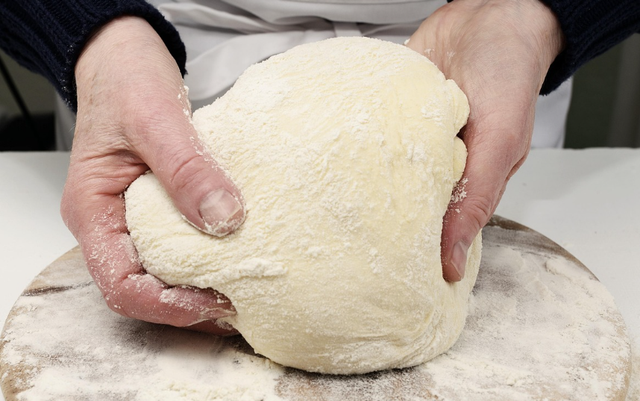 Cara Mengaduk Adonan agar Tidak Bantat dengan Tepat | kumparan.com