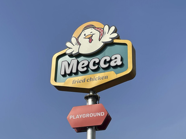 Renyah dan Harum! Makan Fried Chicken Halal di Sini Bisa Sambil Bantu ...