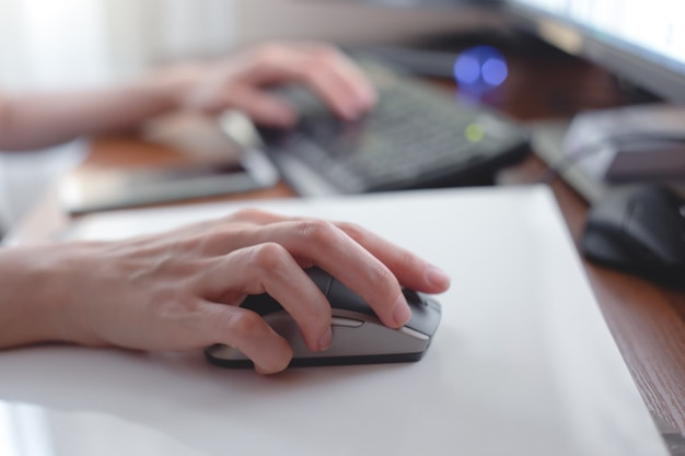 8 Mouse Wireless Terbaik untuk Kerja, Ada Fitur Silent Click | kumparan.com