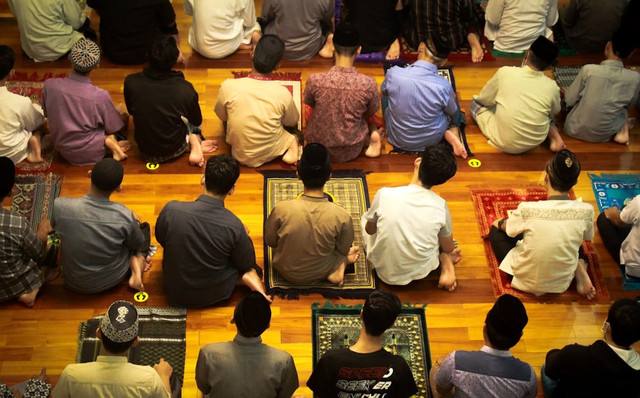 Cara Duduk Iftirasy dan Tawaruk beserta Dalilnya dalam Islam | kumparan.com