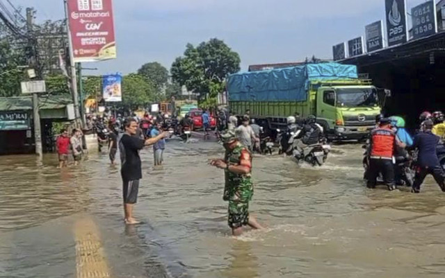 Banjir di Tangerang, Akses Jalan Menuju Tol Bitung Tersendat | kumparan.com