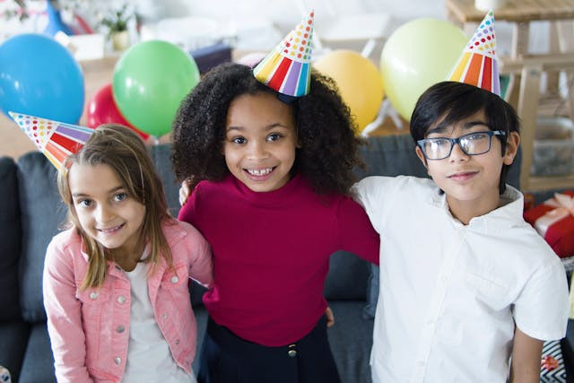 Tata Cara Membuat Topi Kerucut MPLS 2025 dari Kertas Karton | kumparan.com