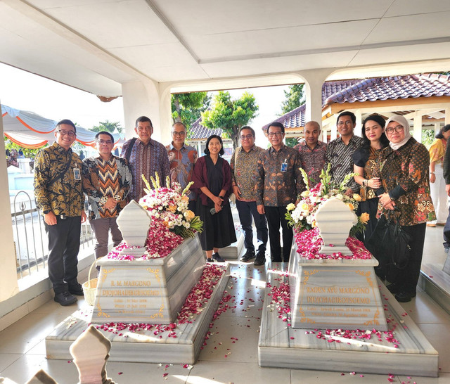 Direksi BNI Ziarah dan Tabur Bunga di Makam RM Margono ...