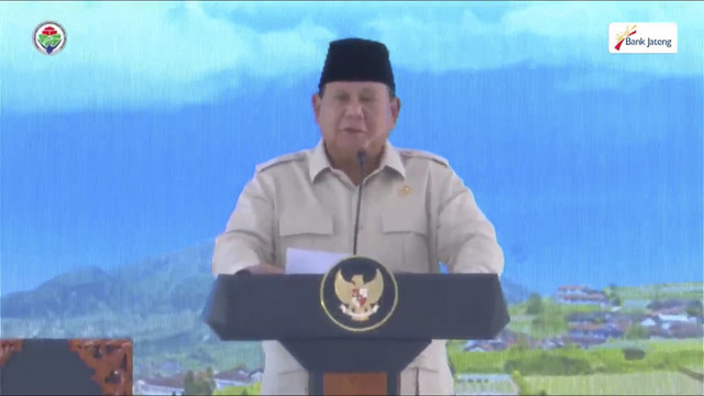 Senyum Prabowo Kala Riuh Saat Sapa Titiek Soeharto: Ada Apa Ini? | kumparan.com