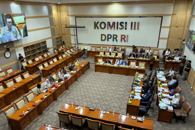 YLBHI Berikan Draf Tandingan RUU KUHAP ke Komisi III: Dikerjakan Belasan Tahun | kumparan.com