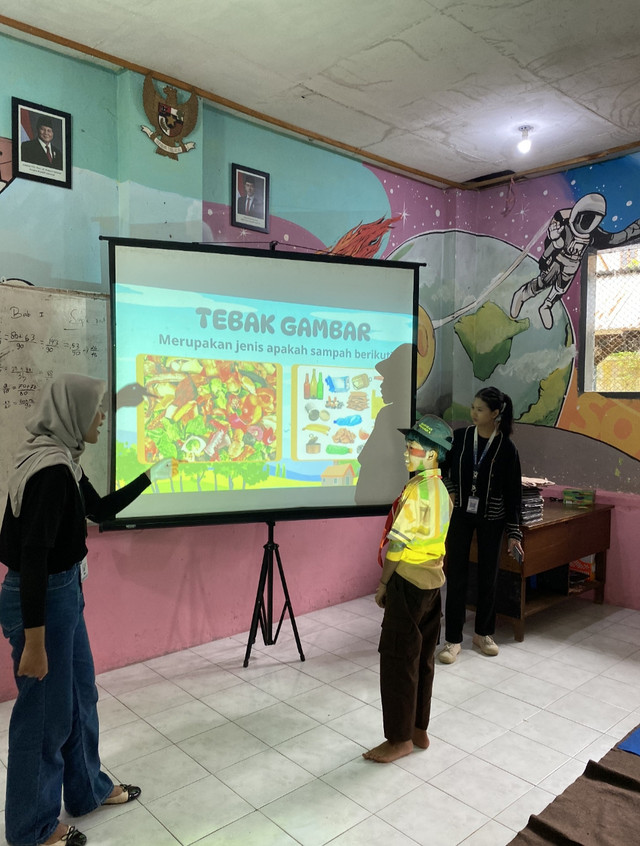 Mahasiswa FBD UB Edukasi Siswa SDN 3 Wonosari Daur Ulang Sampah Jadi ...