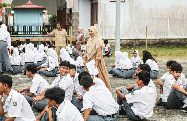 Peran Guru Sebagai Teladan bagi Siswa di Sekolah | kumparan.com