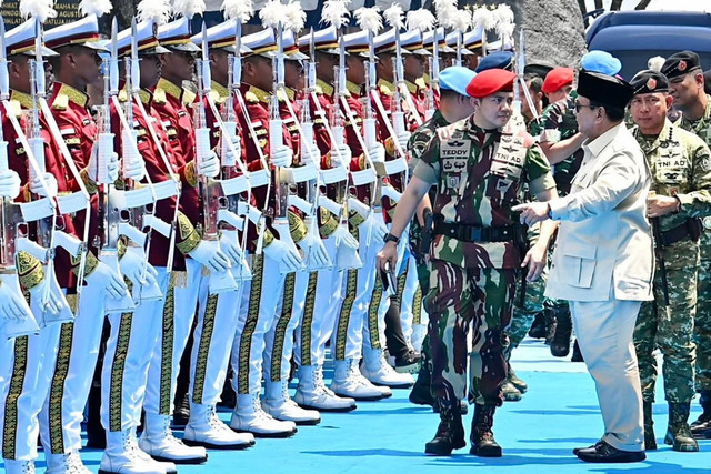 Letkol Teddy Pakai Seragam Kopassus Saat Dampingi Prabowo, Ini Makna ...