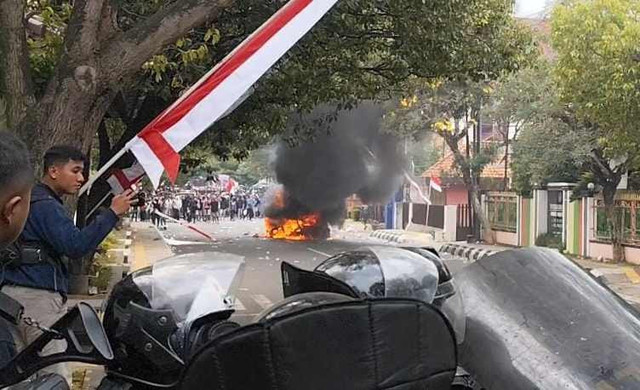 Demo Pati Ricuh, Mobil Polisi Dibakar | kumparan.com