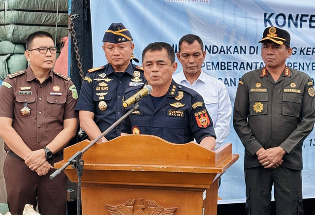 Bea Cukai Gagalkan Penyelundupan 10 Ribu Koli Tekstil-Pakaian Bekas Ilegal | kumparan.com