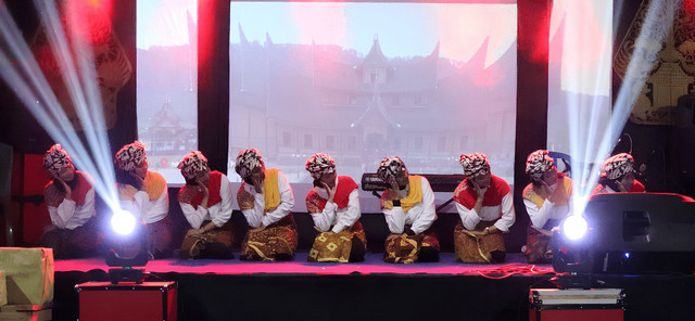 Tari Indang Sumatera Barat Meriahkan HUT RI Ke-80 di Desa Kenteng, Kab ...