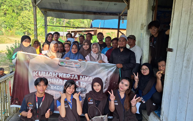 Solusi Sederhana Air Sumur Keruh: KKN Bangun Filter Alami di Desa Badak ...