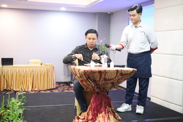 Mercure dan ibis Pontianak Berbagi Ilmu Table Manner Bareng WBDC ...