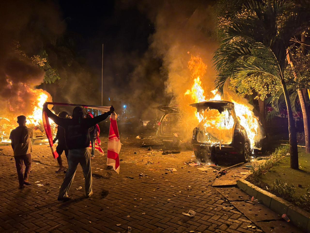 Massa Demo di Makassar Merangsek ke Gedung DPRD, Langsung Bakar Motor ...