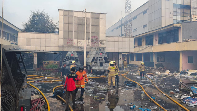 Markas Gegana PMJ di Kramat Raya Jakpus Terbakar, Diduga Ada yang Menjarah | kumparan.com