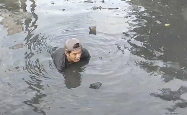 Ramai-ramai ke Parit Cari Pipa Besi Barang Bukti Pembantaian Indramayu ...