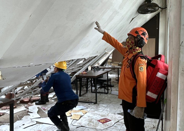 Atap Kelas di SMKN 1 Cileungsi Ambruk, 31 Siswa Terluka Dibawa ke RS | kumparan.com