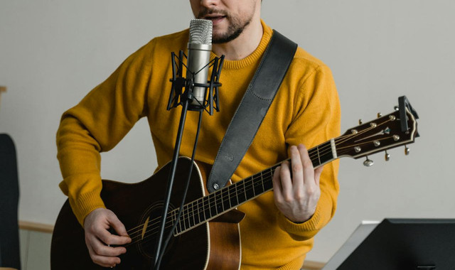 Profil Sulthon Kamil Vokalis Band Harum Manis yang Lagunya Viral di ...