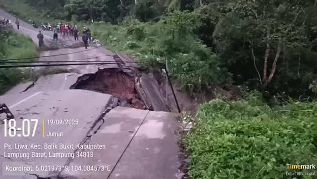 Jalan Penghubung Liwa-Ranau, Lambar Amblas, Arus Lalu Lintas Ditutup ...