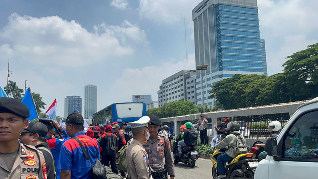 Massa Buruh Demo di Depan DPR, Polisi Tutup Jalan Gatot Subroto Arah Slipi | kumparan.com