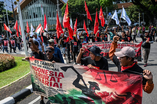 Demo Hari Tani di Patung Kuda, Jalan Medan Merdeka Selatan Ditutup | kumparan.com