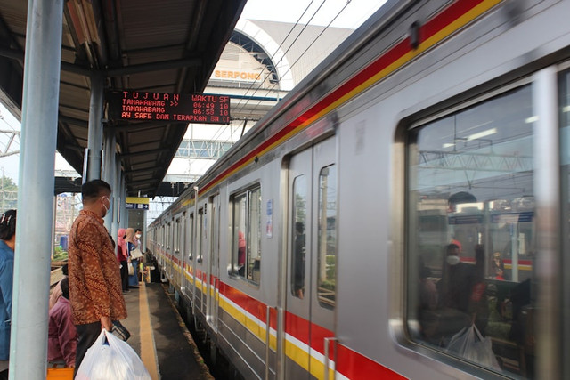 Cara Naik KRL Pakai QRIS Tap dengan Praktis sebagai Panduan | kumparan.com