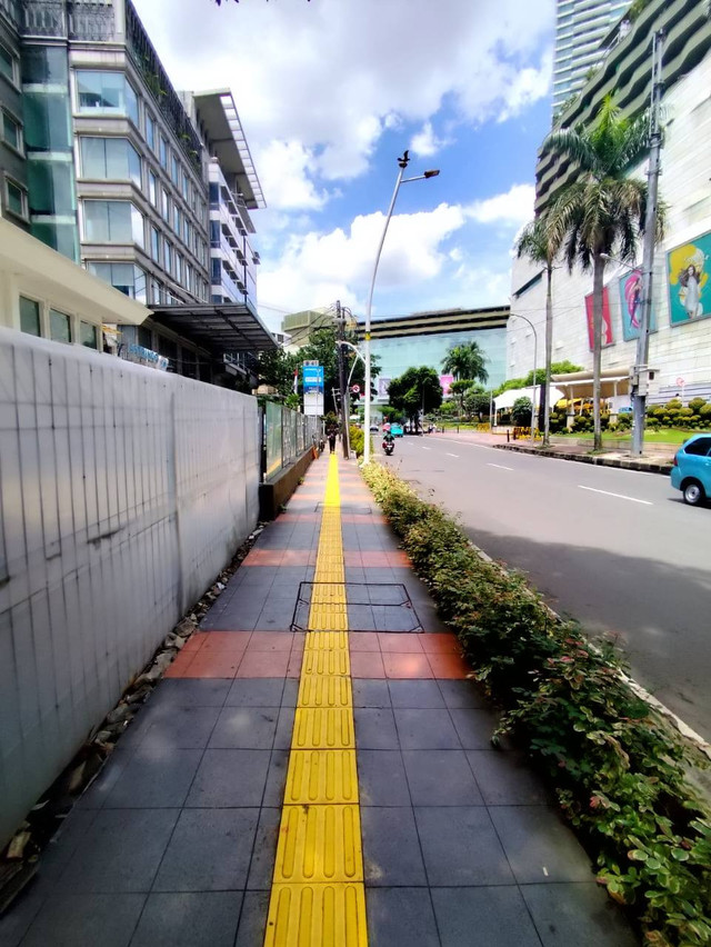 Melihat Guiding Block di Jakarta: Ada yang Rusak dan Mengarah ke Tiang ...