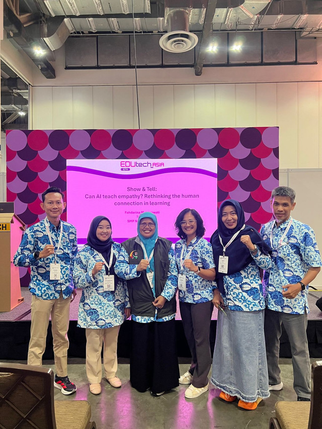 Hari Guru: Saatnya Guru Merdeka dari Utang dan Tekanan Hidup | kumparan.com