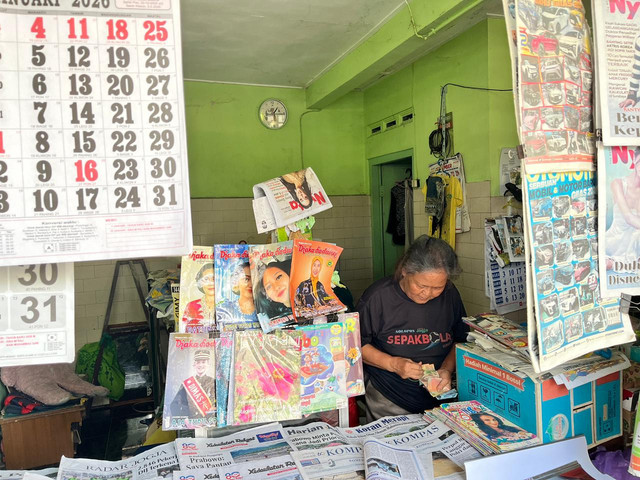 Nenek Sumiati, Penjaga Literasi Terakhir di Jantung Alun-Alun Kidul ...