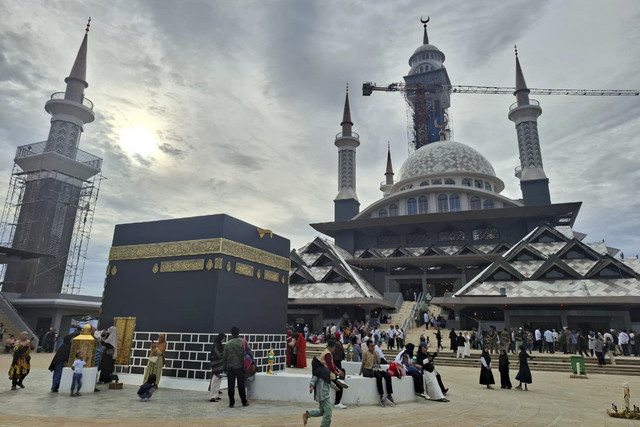 Masjid Nurul Wathon Cibinong yang Baru Dibuka: Ada 'Ka'bah", Anggaran ...