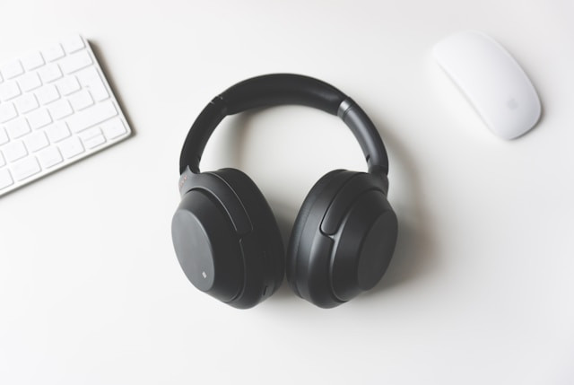 6 Headset yang Nyaman di Telinga untuk Pemakaian Lama | kumparan.com