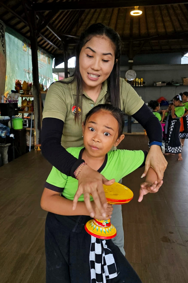 Menari Melawan Zaman: Gek Ade dan Perjuangan Melestarikan Tari Bali ...