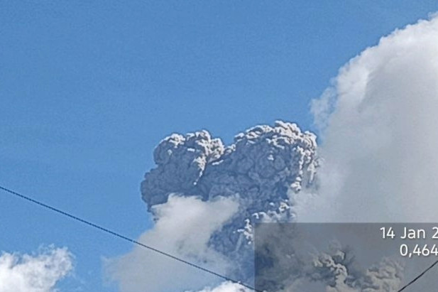 Gunung Marapi di Sumbar Erupsi, Lontarkan Abu Vulkanik Setinggi 1,6 KM ...