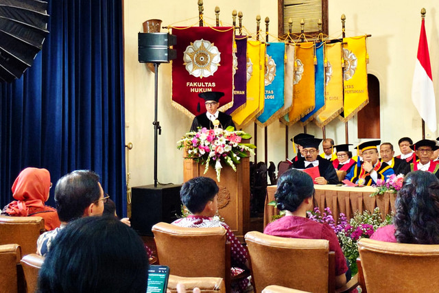 Zainal Arifin Dikukuhkan Jadi Guru Besar Hukum UGM, JK-Novel Baswedan ...