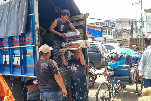 Potret Para Wanita Tangguh yang Jadi Kuli Panggul di Pasar Pabean ...