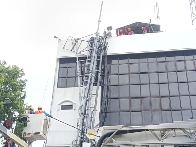 Tower BTS di Surabaya Ambruk Diterjang Angin Kencang | kumparan.com
