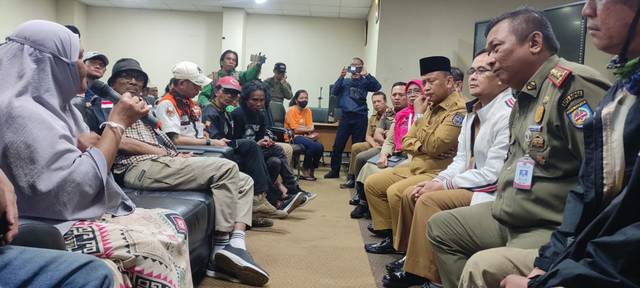 Warga Depok Bawa Ambulans Demo soal BPJS PBI, Walkot Jamin Pembiayaan ...
